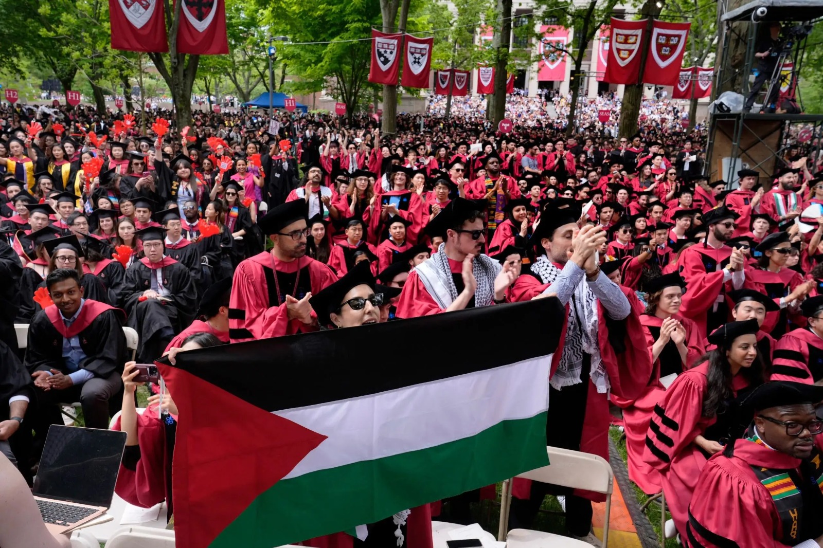 Walk Out Saat Acara Wisuda, Ratusan Mahasiswa Harvard Teriak “Free ...
